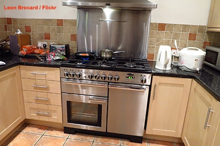 Hot Tips on How to Move an Oven to Your New Home - RemovalReviews